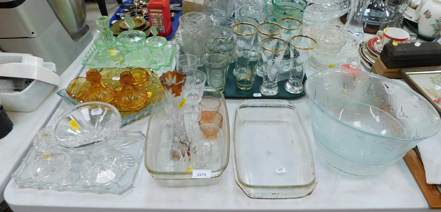 Lot 2279 - Glassware, including cooking ware, red