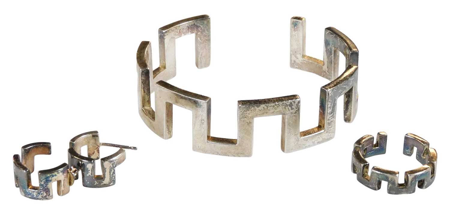 Lot 335 - An Old Florence crenellated style bangle,